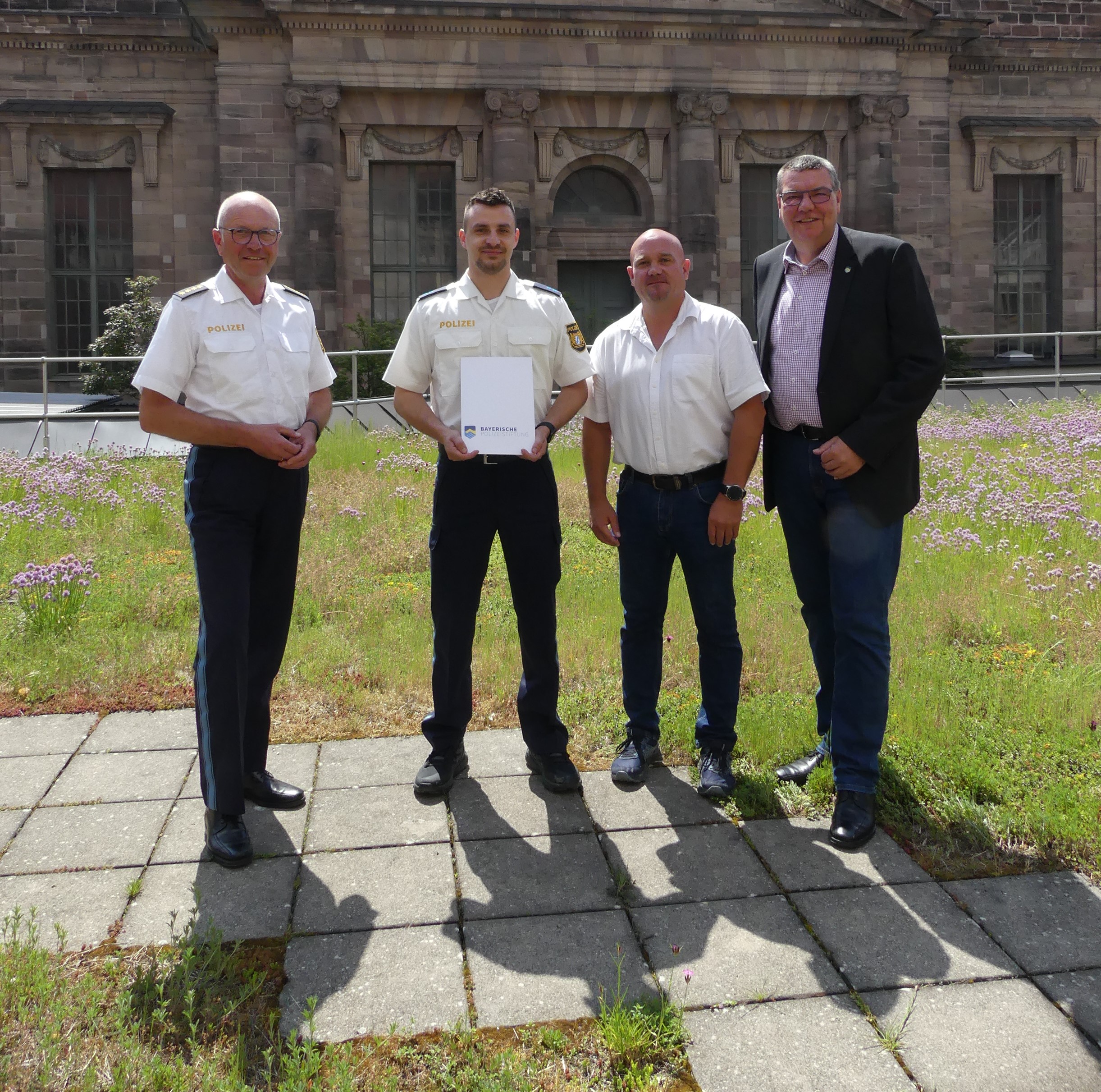 Durch Tritt verletzt - Bayerische Polizeistiftung